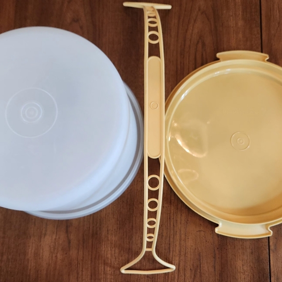 Tupperware | Kitchen | Vintage 3pc Tupperware Cake Carrier Harvest Gold ...